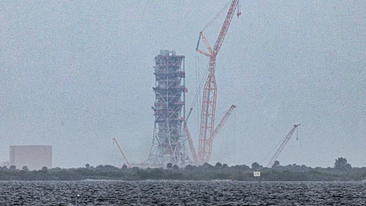 USA/ Rakieta Falcon 9 podstawiona na stanowisko startowe | Nauka w Polsce